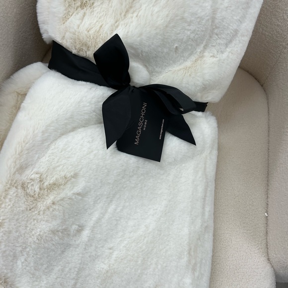 Magaschoni | Bedding | Magaschoni Faux Fur Throw | Poshmark